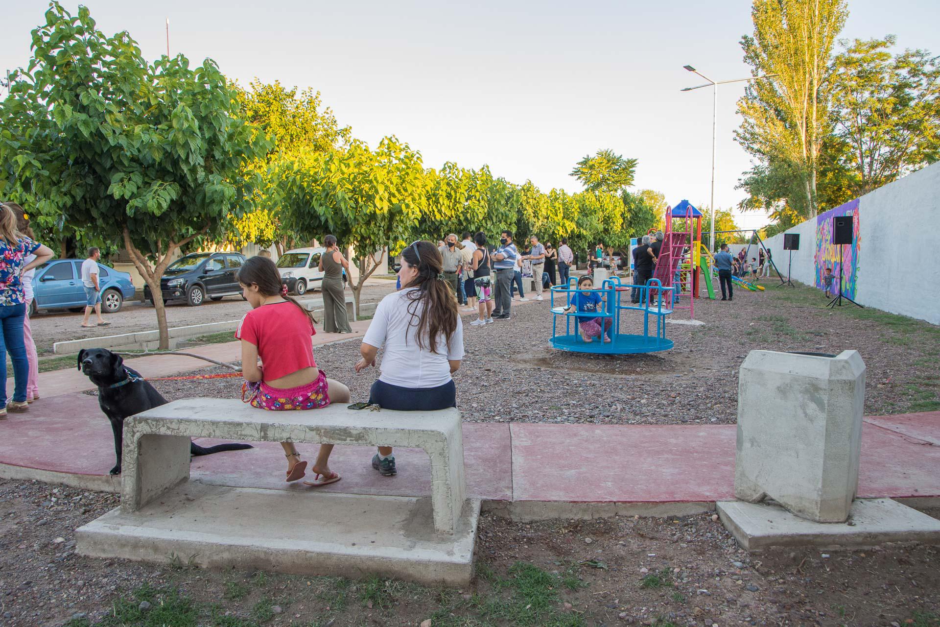 INAUGURARON LA PLAZA DEL Bº COLONIAL PARQUE